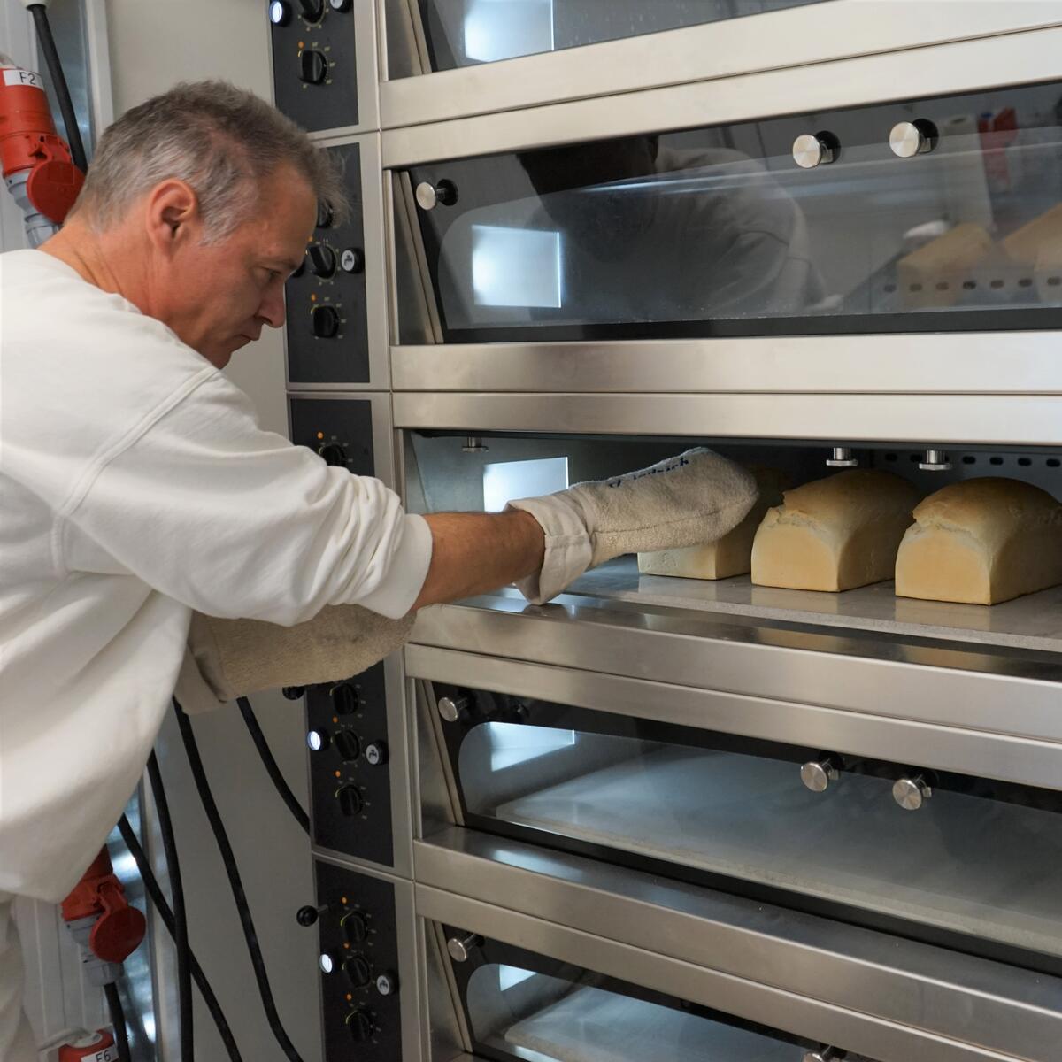 ELA Container Engineering spendet Brote an Harener Tafel | ELA ...